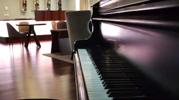 Piano bar