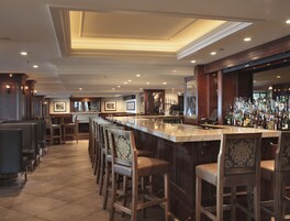 Este bar de cocktails, com vista para a praia, aberto diariamente
