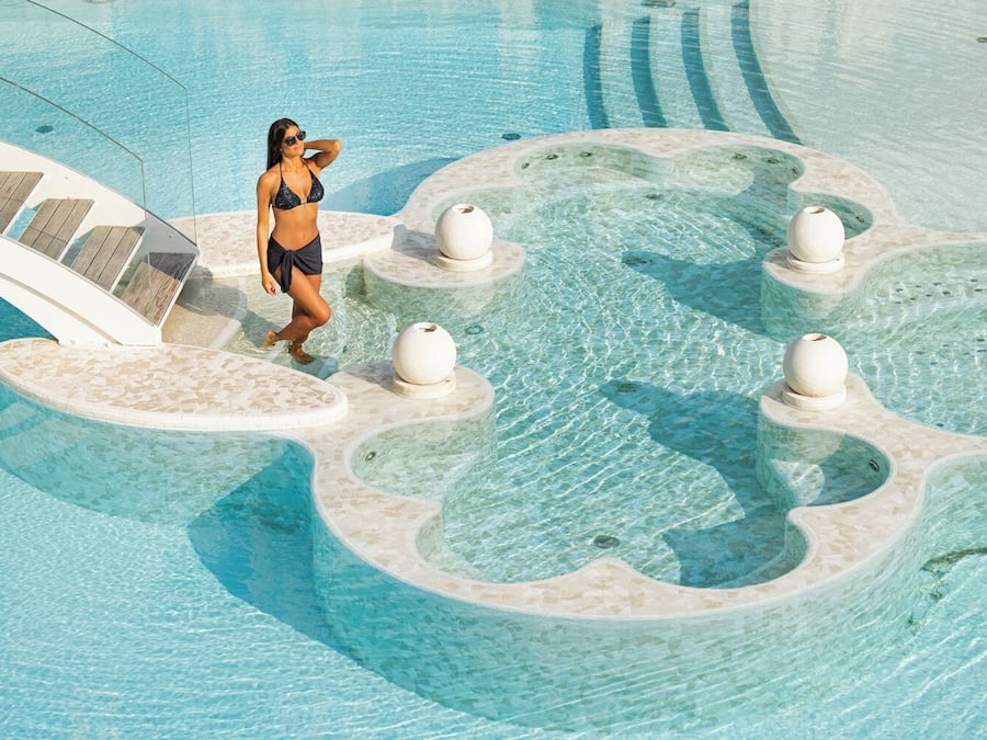 Piscina interior, 2 piscinas exteriores, guarda-sóis, espreguiçadeiras