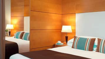 Quarto de hotel com uma cama grande, duas mesas de cabeceira e um espelho.