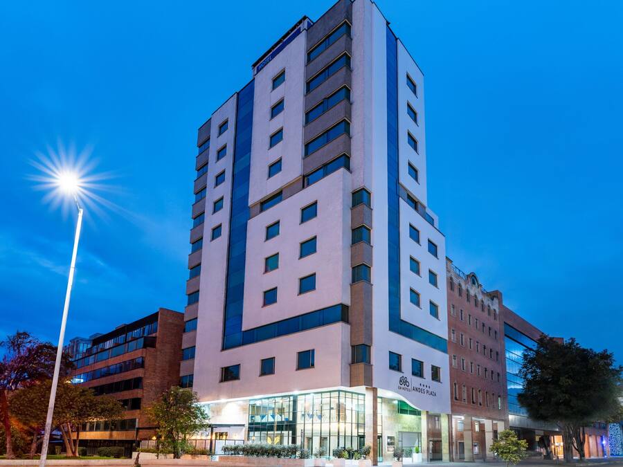 Um hotel de vários andares com fachada moderna, grandes janelas e entrada imponente.