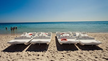 Uma praia privada, praia de areia branca, esqui aquático, windsurf