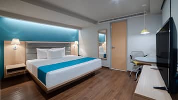 Suite, 1 cama king-size e sofá-cama, não fumadores (Balcony) | 1 quarto, cofre no quarto, secretária, ferro/tábua de engomar
