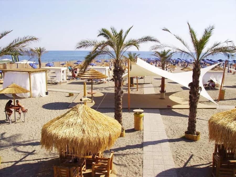 Uma praia privada nas proximidades, bares na praia