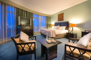 Quarto casal executivo | Roupas de cama premium, cofres nos quartos, escrivaninha