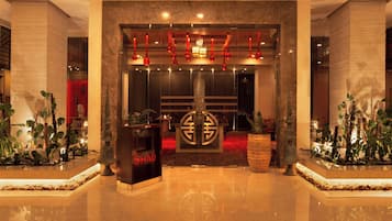 3 restaurantes, com serviço de almoço e jantar; culinária chinesa