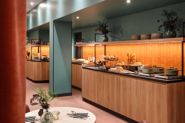 Pequeno-almoço tipo buffet diário mediante uma taxa