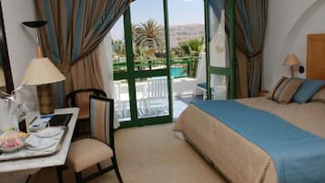 Quarto Familiar, vista para o jardim | Minibar com produtos grátis, cofre no quarto, secretária