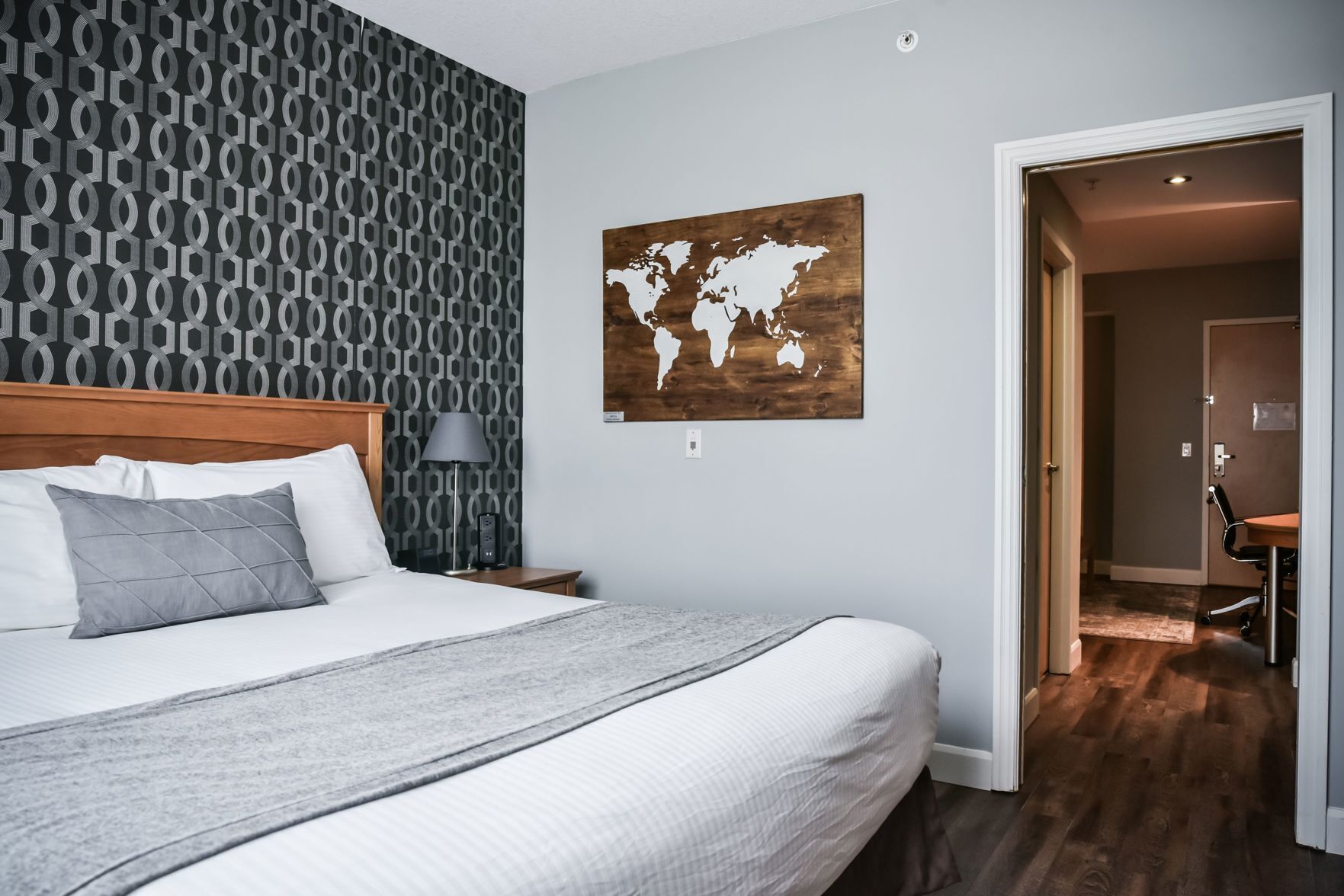 Roupa de alta qualidade, cofre no quarto, secretária 