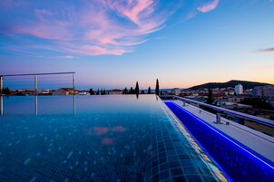 Piscina exterior sazonal, guarda-sóis, espreguiçadeiras 