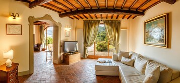 Vila, 2 quartos, 2 banheiros (Belvedere) | Área de estar | TV LED