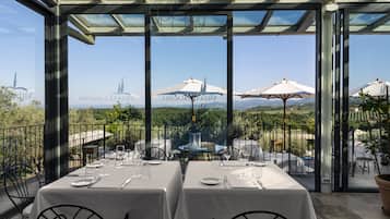 Serviço de café da manhã, culinária italiana, vistas para a piscina