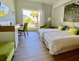 Roupas de cama antialérgicas, cofres nos quartos, escrivaninha