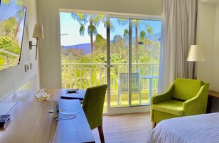 Roupas de cama antialérgicas, cofres nos quartos, escrivaninha