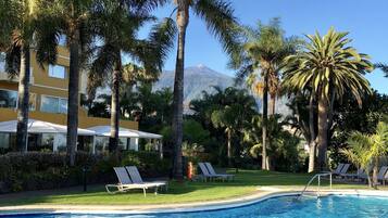 Piscina externa, funciona das 7h às 19h30, guarda-sóis, espreguiçadeiras