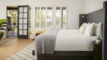 Quarto, 1 cama king-size (Deluxe Balcony Room with King Bed) | Roupa de alta qualidade