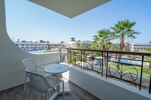 Quarto Superior, vista para o jardim (Queen or Twin) | Minibar, cofre no quarto, ferro/tábua de engomar