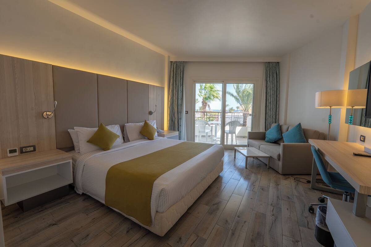 Quarto Superior, vista para o mar (Queen or Twin) | Minibar, cofre no quarto, ferro/tábua de engomar 