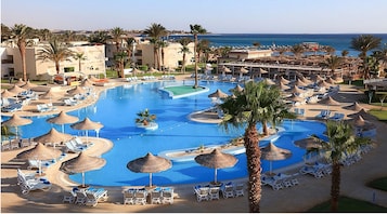 Piscina exterior, guarda-sóis, espreguiçadeiras