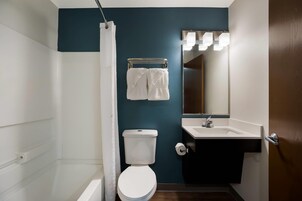 Quarto Standard, 1 cama de casal, não fumadores | Casa de banho | Uma combinação polibã/banheira, toalhas fornecidas 