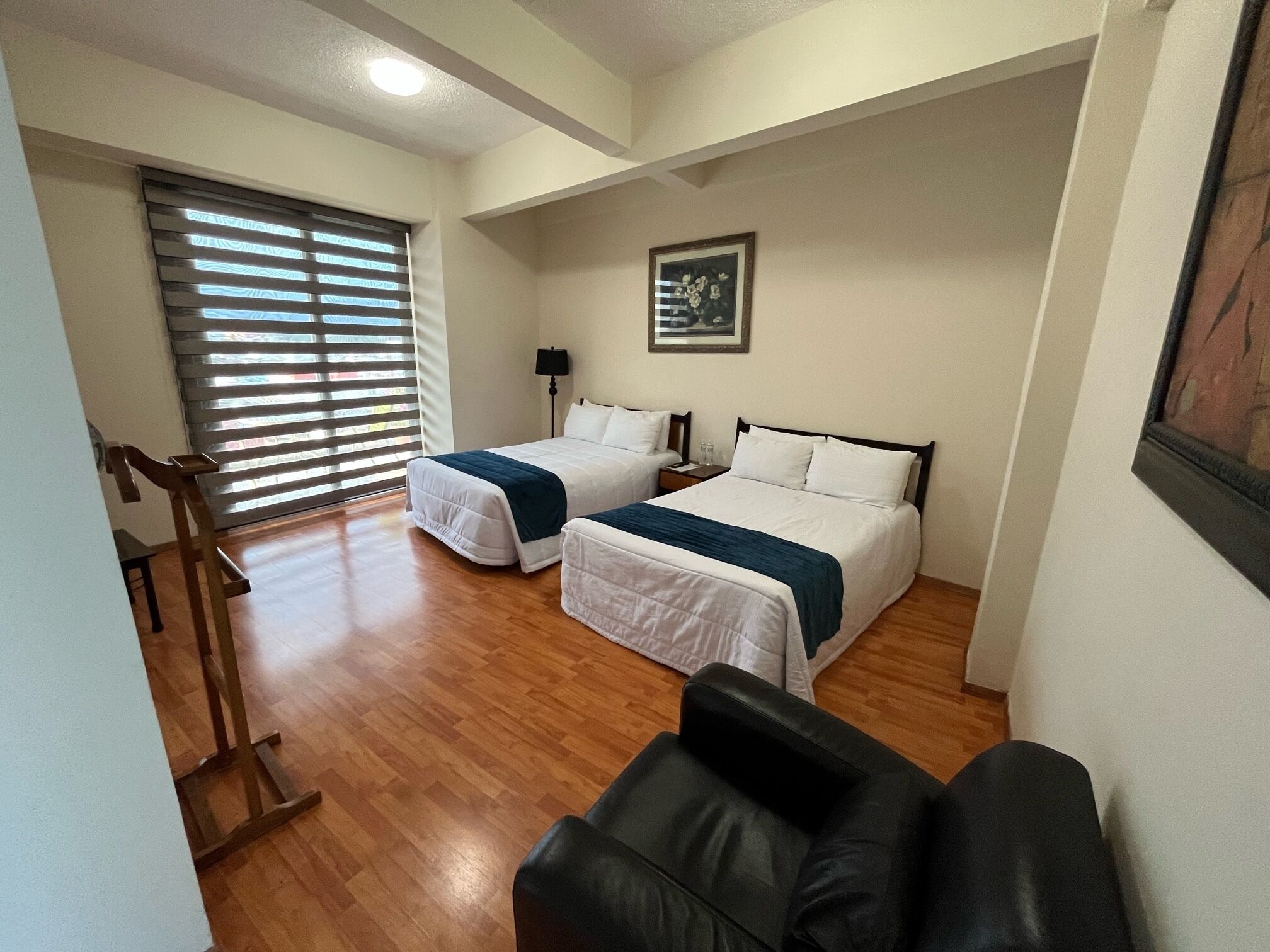 Suite Familiar, 2 quartos, acessível, no canto | Com decoração personalizada, com mobília individualizada, secretária 