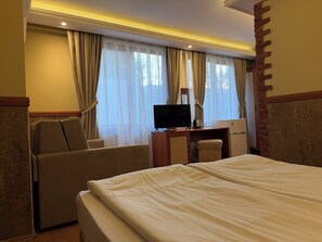 Quarto Standard, 1 cama de casal e sofá-cama | Roupa de alta qualidade, minibar, com decoração personalizada 