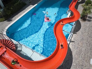 2 piscinas exteriores, guarda-sóis, espreguiçadeiras 