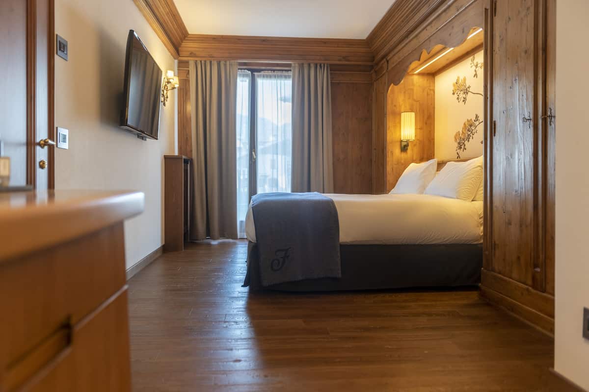 Quarto casal clássico (with SPA access) | Roupas de cama premium, edredons de pluma, frigobar, cofres nos quartos