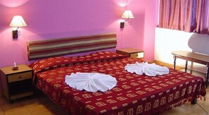 Quarto casal (AC) | Cofres nos quartos, escrivaninha, cortinas blackout
