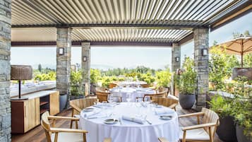 2 restaurantes: opção de café da manhã, almoço e jantar
