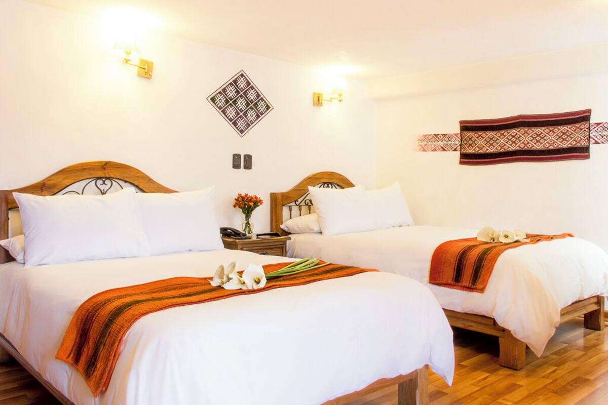 Quarto Triplo Superior, 1 quarto, não fumadores, vista para o pátio | Roupa de alta qualidade, edredões de penas, camas de colchão pillowtop 