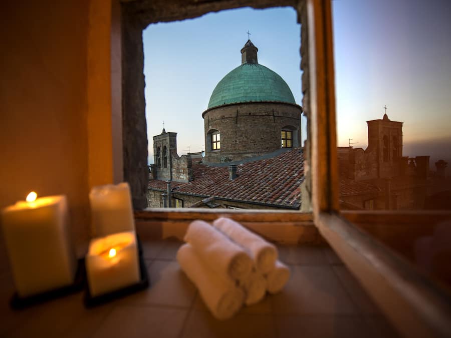 Quarto Duplo Superior, vista para o vale | Casa de banho | Um polibã, um chuveiro fixo, artigos de higiene pessoal grátis