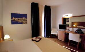 Roupa de alta qualidade, edredões de penas, minibar, cofre no quarto 
