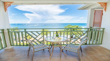 Roupa de alta qualidade, cofre no quarto, secretária 