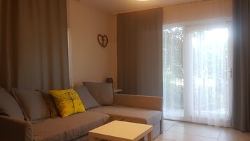 Apartamento | Minibar, cofre no quarto, com decoração personalizada, secretária 