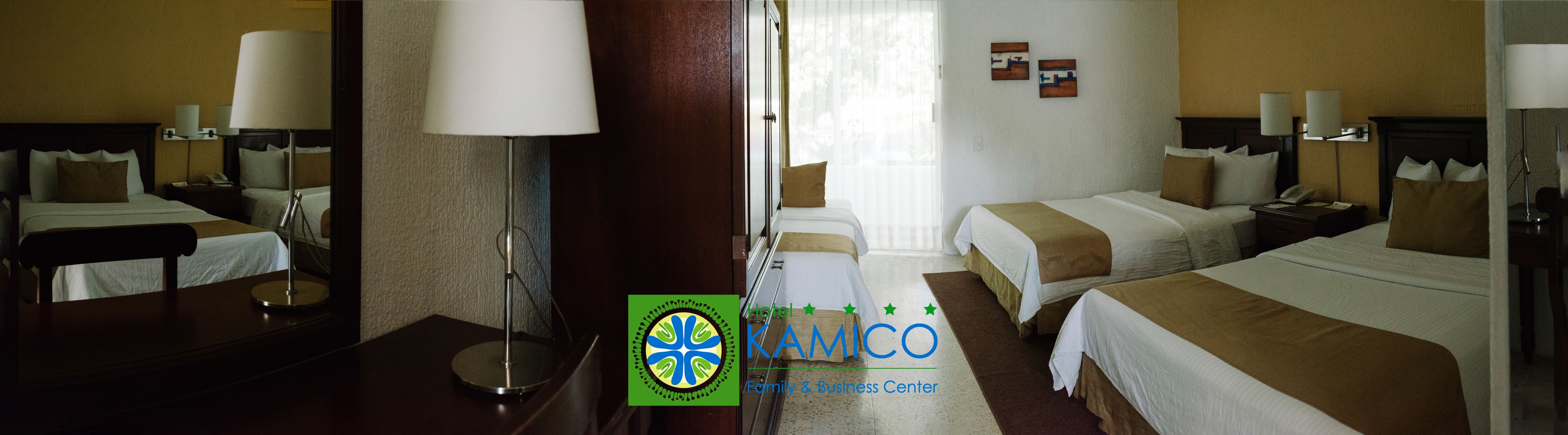 Quarto de hotel com duas camas, uma escrivaninha, uma cadeira, um abajur e uma janela com cortinas.