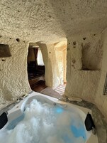 Honeymoon Room | Casa de banho | Um chuveiro fixo, artigos de higiene ecológicos, um secador de cabelo 