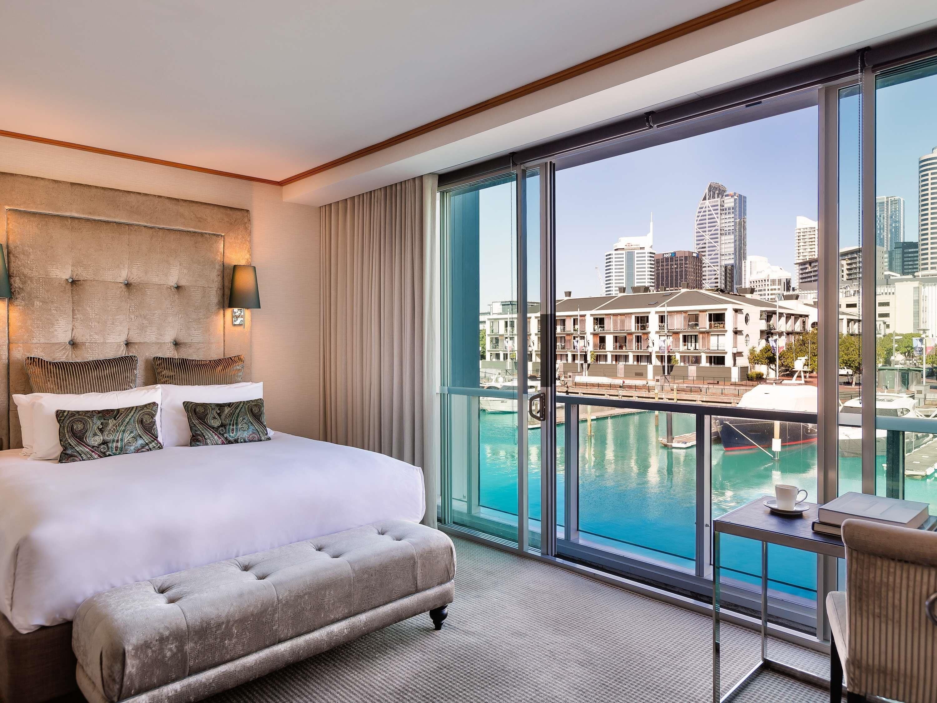 Quarto superluxo, 1 cama King, vista para a marina (Club Millesime access) | Frigobar, cofres nos quartos, escrivaninha