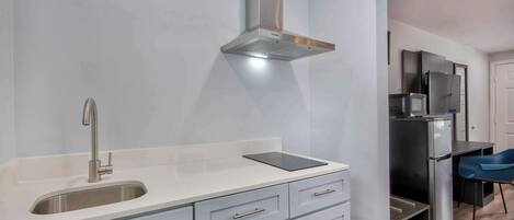 Minifrigorífico, um micro-ondas, uma cafeteira/bule