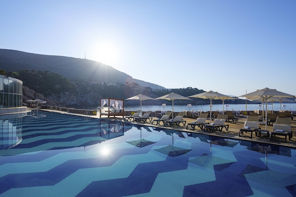 Piscina interior, piscina exterior sazonal, toldos gratuitos