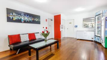 Quarto básico (Two Bedroom Townhouse) | Sala de estar | TV de tela plana, DVD player