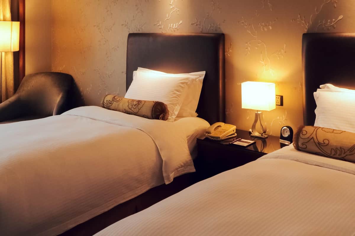 Quarto luxo, 2 camas de solteiro | Frigobar, cofres nos quartos, escrivaninha, cortinas blackout