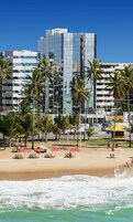 Uma praia privada nas proximidades, praia de areia branca 