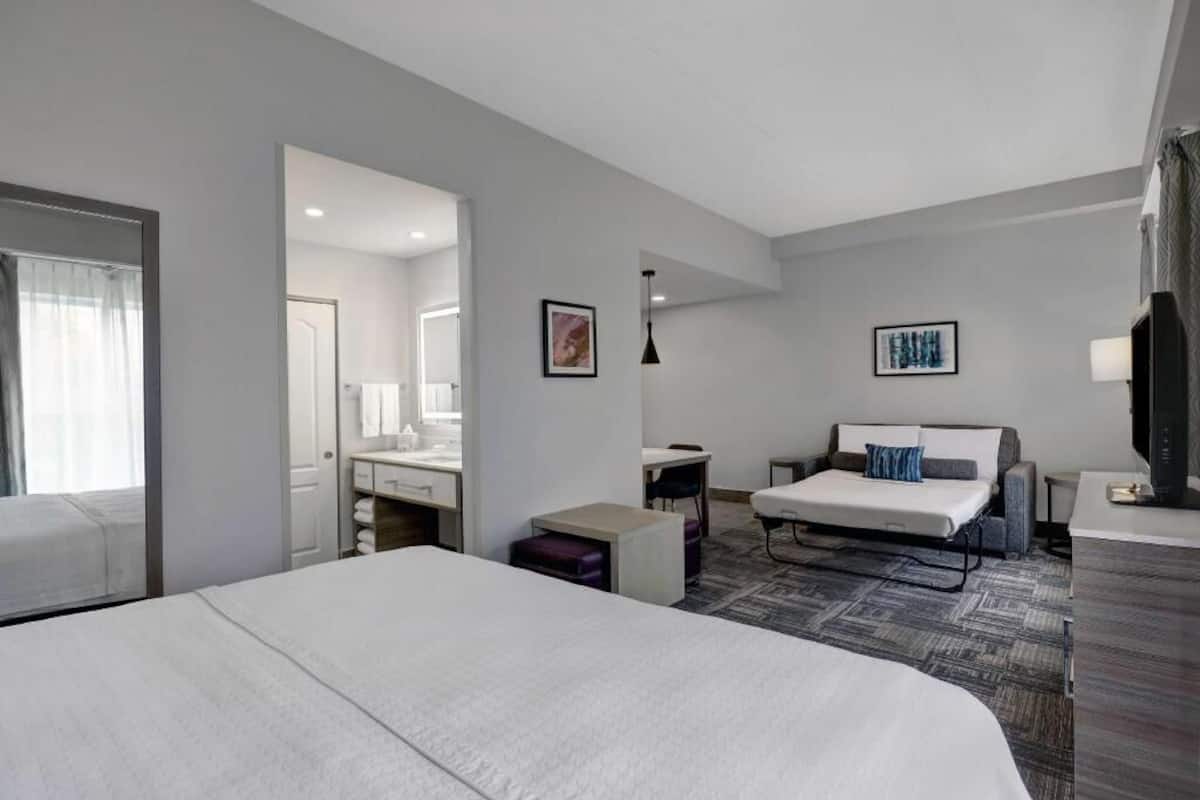 Roupas de cama premium, cofres nos quartos, quartos à prova de som