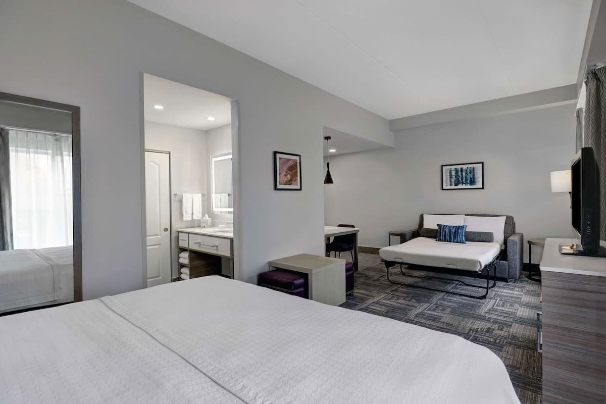 Roupas de cama premium, cofres nos quartos, quartos à prova de som