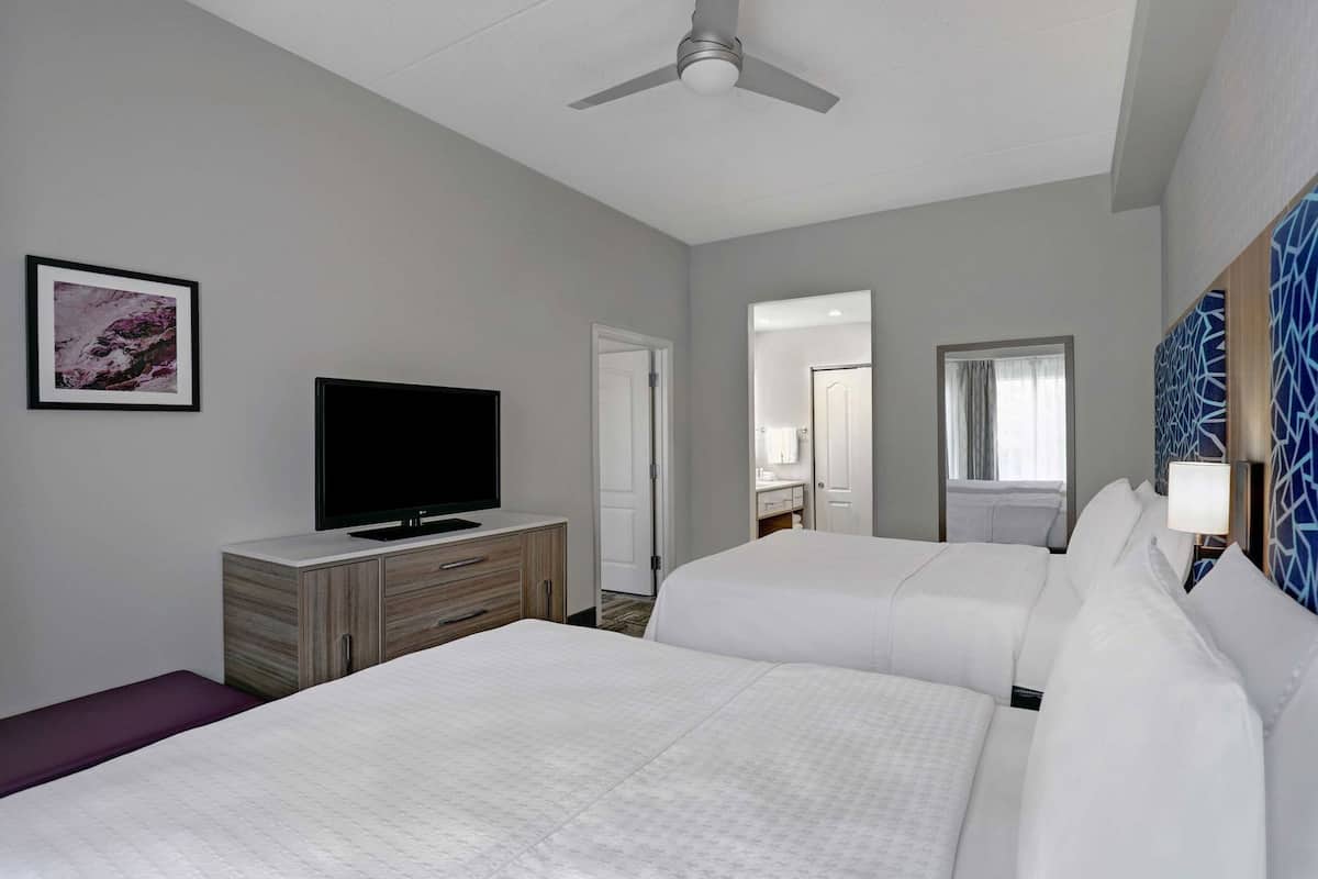 Roupas de cama premium, cofres nos quartos, quartos à prova de som