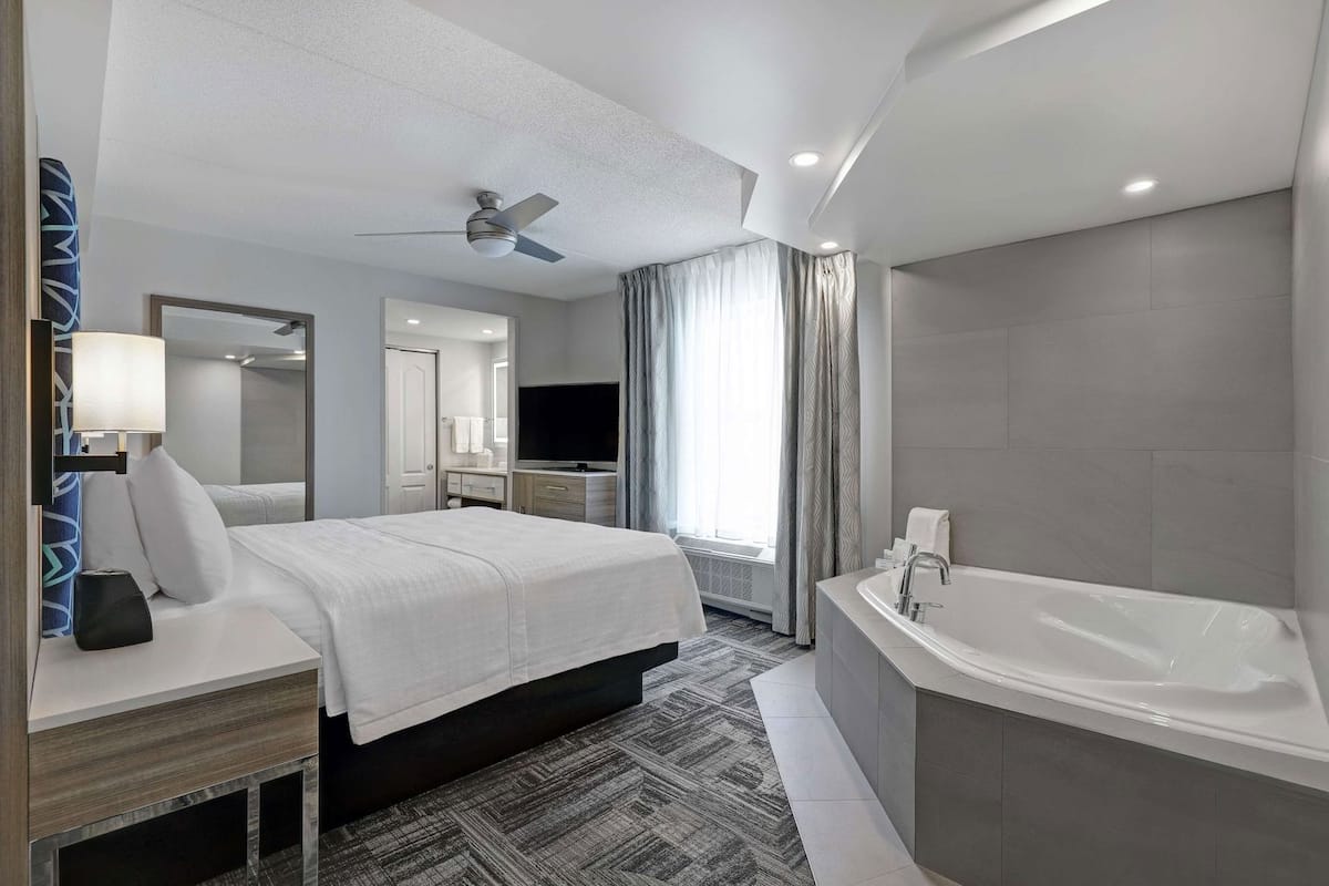 Roupas de cama premium, cofres nos quartos, quartos à prova de som