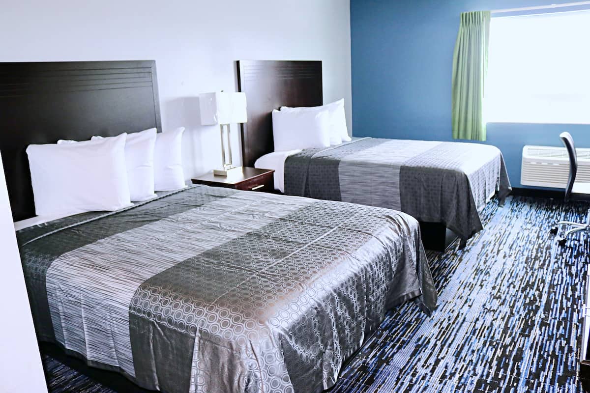 Quarto (2 Queen Beds Non Smoking) | Roupa hipoalergénica, secretária, quartos insonorizados, Wi-fi grátis 