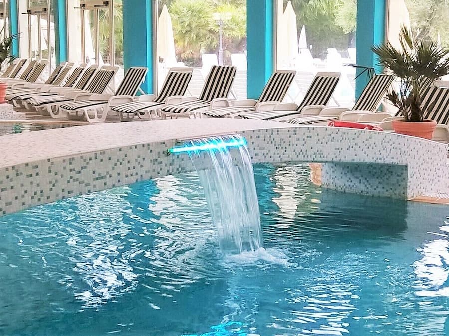 Piscina interior, piscina exterior sazonal, guarda-sóis