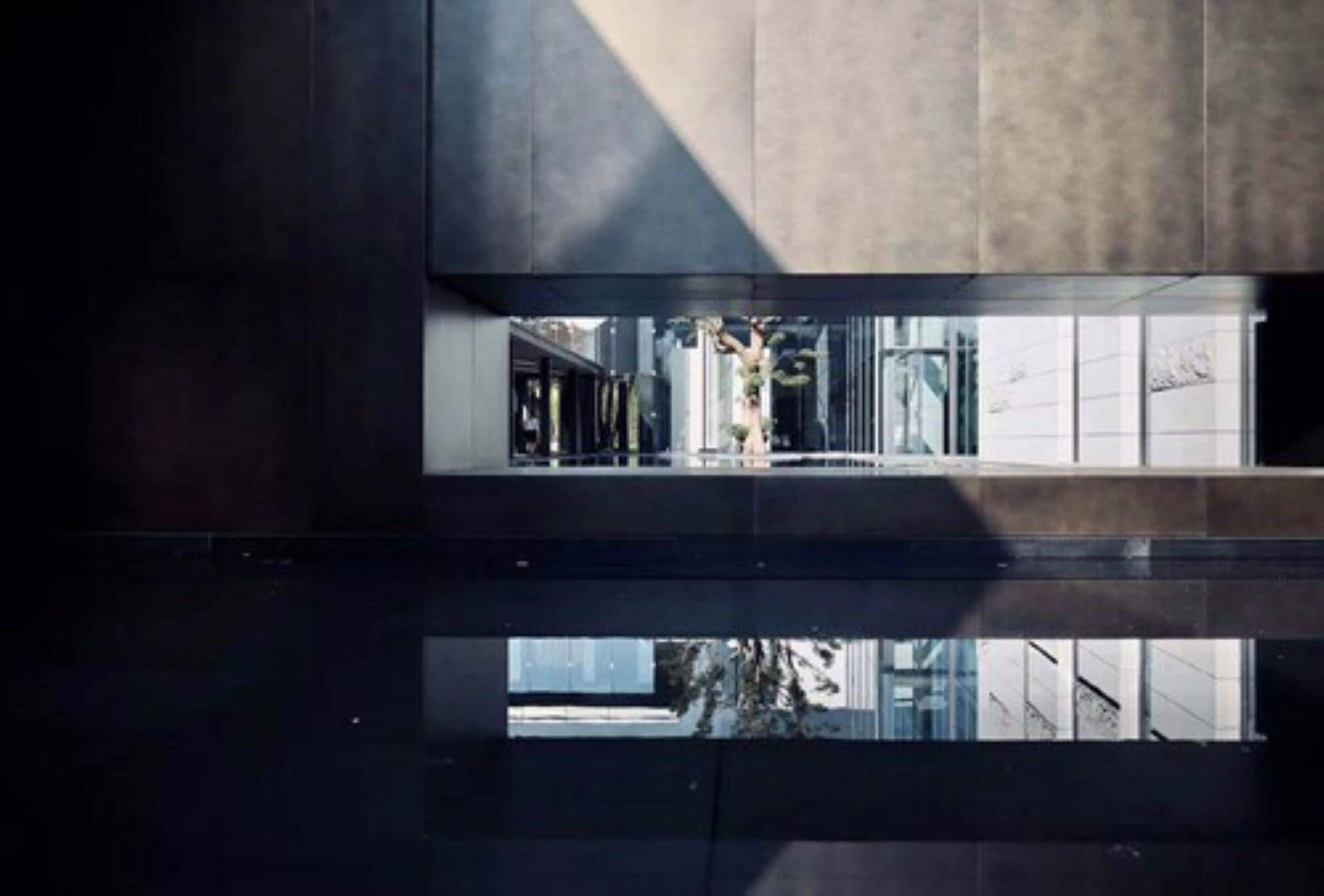 Um edifício moderno com janelas de vidro refletivas e design geométrico.